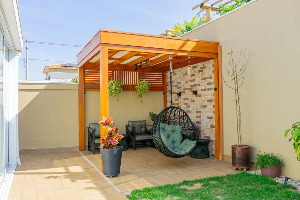 Pergolados na Varanda: Transforme Seu Espaço Compacto | Lucas Oliveira ...